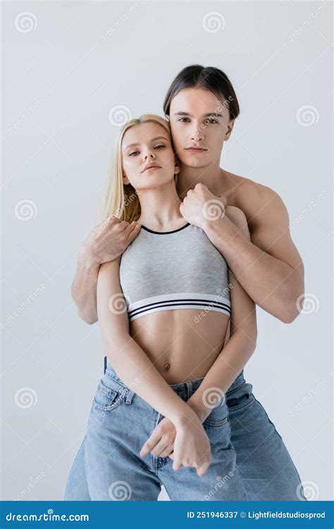 Hombre Musculoso Abrazando A Novia Bonita Imagen De Archivo Imagen De