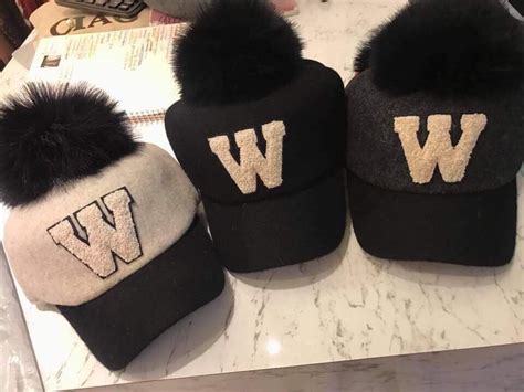 Xinchic 寒 韓流來襲 🇰🇷🌀🇰🇷🌀 韓妞ig火紅燒🔥立體字母球球帽 毛球是別針式 可以自行拆接 好方便😝