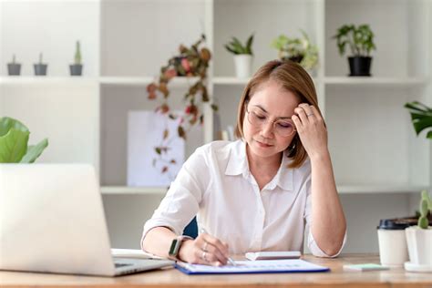 사무실에서 태블릿으로 작업하는 데 지치고 지나치게 생각하는 아시아 사업가 여자에 대한 스톡 사진 및 기타 이미지 여자 일함 정신적 스트레스 Istock
