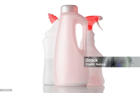 플라스틱 병 흰색에 고립 된 맑은 물 샴푸 빈 모자 세트 투명 한 배경에 미네랄 화장품 비누 스프레이 천연 뷰티 스파 제품 컨셉