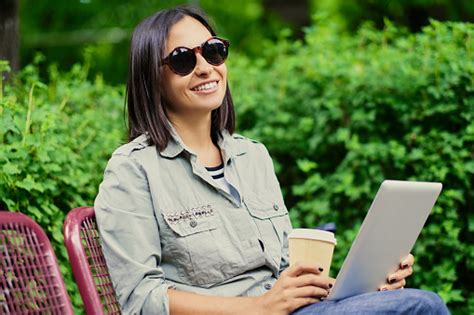 갈색 머리 여성 여름 공원에서 태블릿 Pc 음료 커피를 보유 하 라떼에 대한 스톡 사진 및 기타 이미지 라떼 라트비아 마실 것 Istock