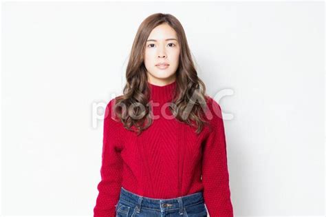 白い壁の前に立って、ポーズをとる若い女性 No 4411232｜写真素材なら「写真ac」無料（フリー）ダウンロードok