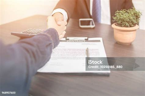 성공 협상 비즈니스 개념 사무실에서 마무리 서명 계약 후 악수 하는 실업가 개념에 대한 스톡 사진 및 기타 이미지 개념 계약서 금융 Istock