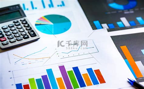 带笔和计算器的财务分析表数据。高清摄影大图 千库网