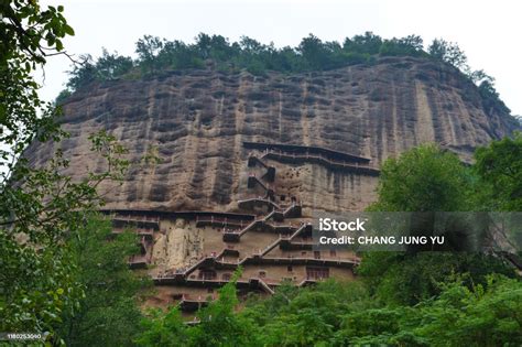 중국 간쑤성 천수시의 마이지산 동굴 사원 단지 실크로드에 종교적인 동굴이 있는 산 Maijishan Grottoes에 대한 스톡