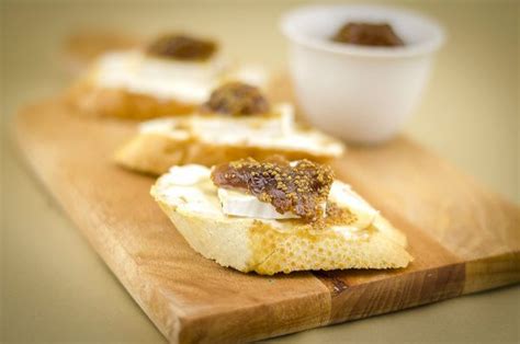 Брускети със сирене крема бри и сладко от смокини 002 Приказна