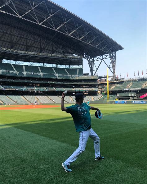 Hisashi Iwakuma 岩隈 久志 昨日、シアトルマリナーズと来シーズンの契約を結ばせていただき、来シーズンもシアトル