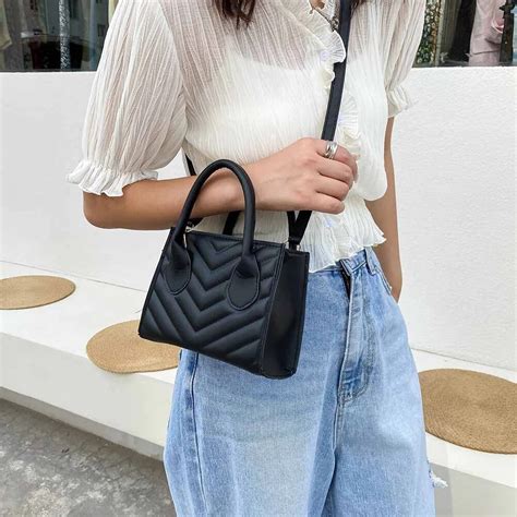 Sac carré minimaliste à chevron Noir Les accessoires qui vous
