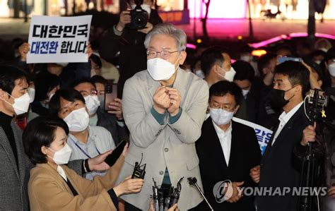 대전에서 즉석연설하는 이재명 대선후보 연합뉴스