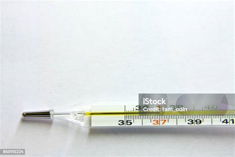 체온을 측정 하기 위한 온도계는 섭씨 37도 보여줍니다 질병입니다 증가 온도 흰색 배경 감기와 독감에 대한 스톡 사진 및 기타 이미지 Istock