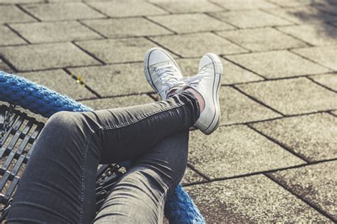 야외에서 편안한 여자 다리 건너 검은 청바지와 흰색 캔버스 운동 화를 입고 거리에 대한 스톡 사진 및 기타 이미지 거리 검은색 길거리 스타일 Istock