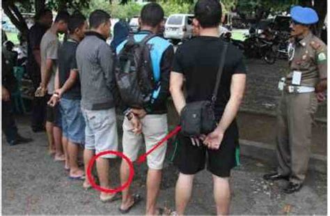 Tak Hanya Wanita Lelaki Juga Dilarang Pakai Celana Pendek