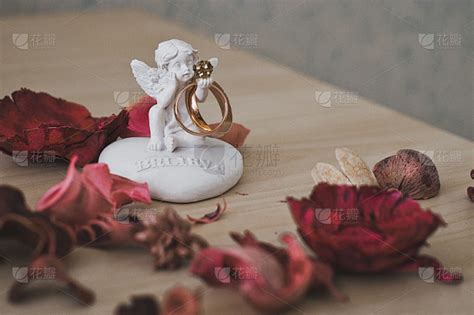 戴着结婚戒指的天使