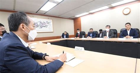 해외 투자 7000억 달러 국내 유턴 유도 달러 잡기 안간힘