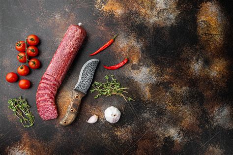 신선한 로즈마리와 향신료를 곁들인 살라미 오래된 어두운 소박한 테이블 배경 상단 보기 플랫 레이 텍스트 복사 공간 건조한에 대한