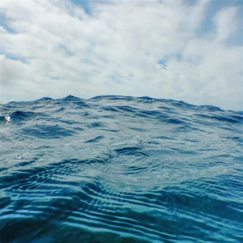 Fundo de água azul do oceano onda de perto Foto Premium