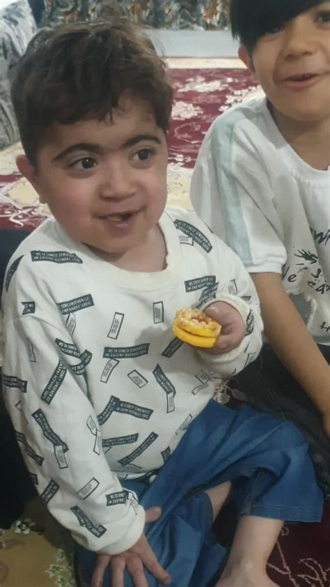 کلیپ آوردن بخوریم نیاوردن نگاه کنیم که از پسر بچه بامزه