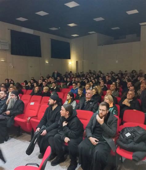 Српскиот пејач Милан Станковиќ сцената ја замени со манастир стана искушеник меѓу монасите