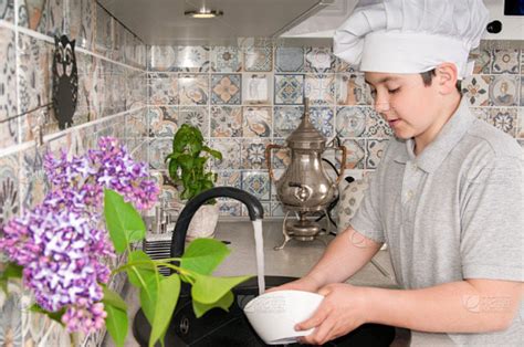 小男孩洗碗