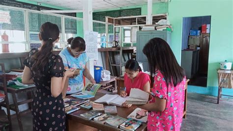 ပုလောမြို့နယ် ပြန် ဆက်ဝန်ထမ်းများက နယ်လှည့်ကွင်းဆင်း၍ သုတ ရသ စာအုပ