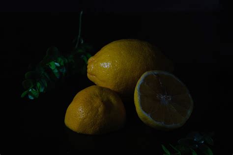 Лимоны на черном фоне