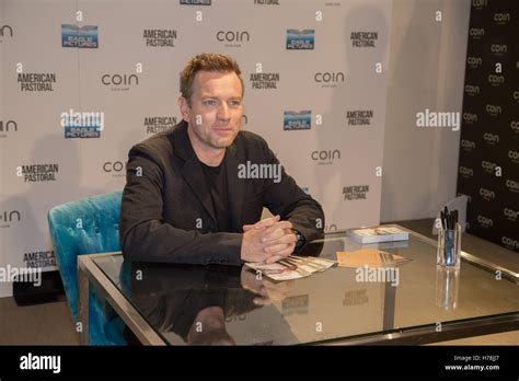 Ewan McGregor Cumple Con Los Fans En Los Almacenes Coin En La Via Cola