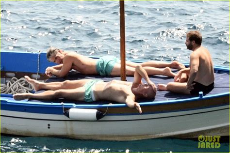 Photo Chris Pine Shirtless Amalfi Coast Boat Day 054 Photo 4969963