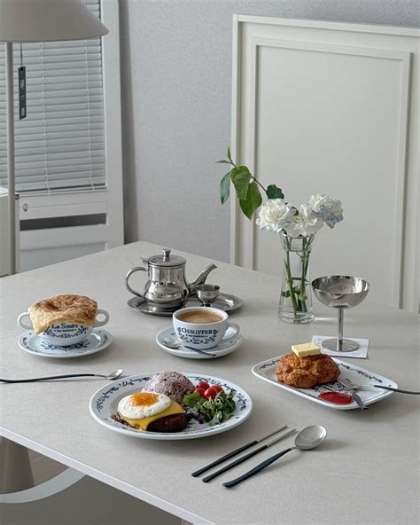 엘리스선영•집꾸미기•화이트인테리어•거실인테리어 무상제공 ʀᴏᴏᴍɴʜᴏᴍᴇ” 허전했던 수납장 위가 늘 아쉬웠는데 이번에 포인트로 산 포스터와 액자 걸어두니 거실 홈