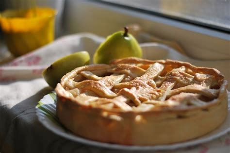 მსხლისა და ნიგვზის ღვეზელი არაჟნის კრემით Gemrielia Ge