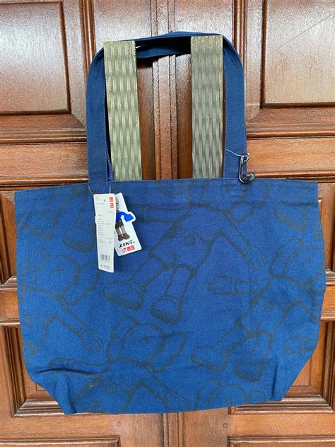 Totebag Uniqlo X Kaws Barang Mewah Tas Dompet Di Carousell