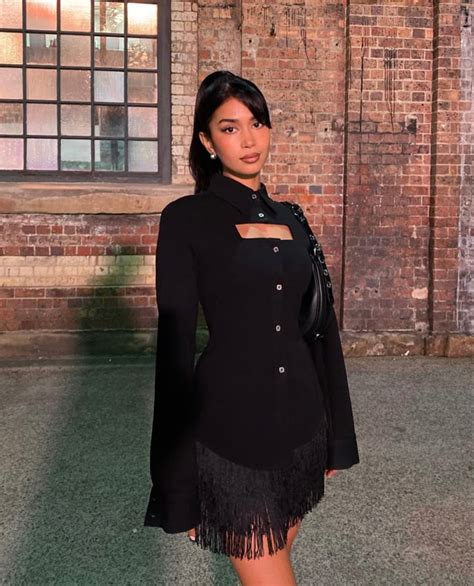 Pin By Mishti Rahman Fan On Insta Pics Mishti Rahman Effortlessly Chic Outfits Modest