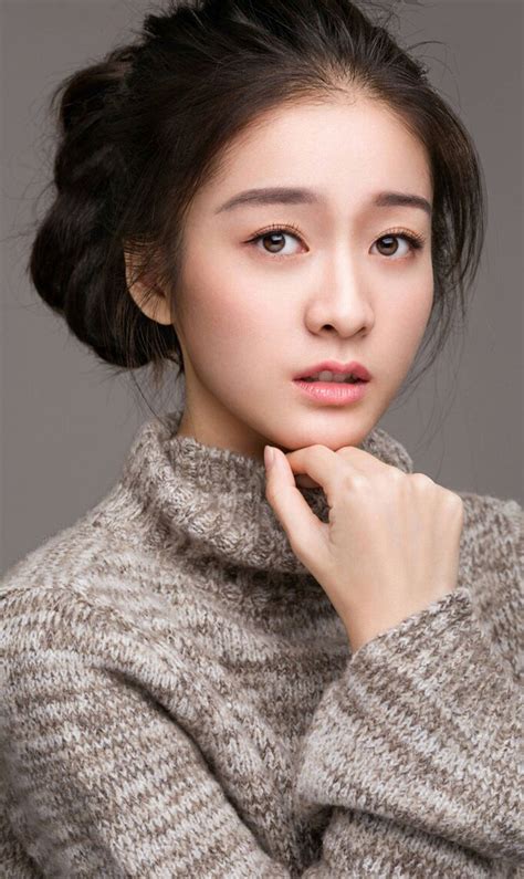 小花旦张雪迎，一身减龄的少女装扮很可人，秀出的美腿很惊艳