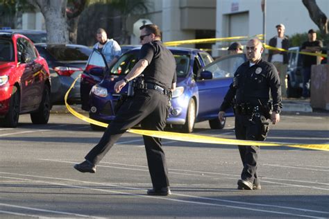 La Police 1 Dead 3 Wounded In Shooting At Shopping Center Metro Us
