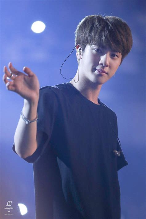 Foto Bahu Lebar Dari Jin Bts Yang Sangat Seksi Jurnal K Pop