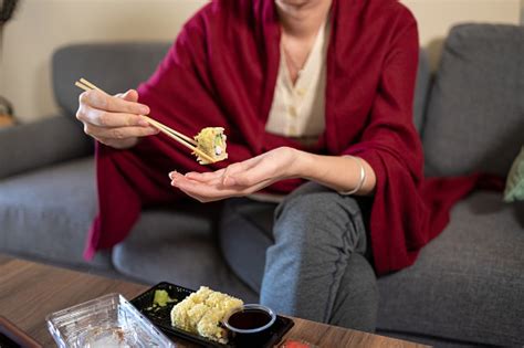 집에서 소스를 곁들인 플라스틱 패키지에서 테이크아웃 또는 배달 초밥을 먹는 여성 가정 생활에 대한 스톡 사진 및 기타 이미지