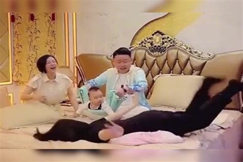 自从家里二胎出生后，干啥都要一碗水端平，爸爸太不容易了爸爸