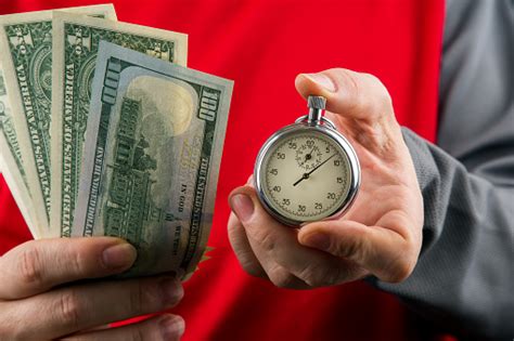 기계식 아날로그 스톱워치와 사업가 손에 달러 비즈니스를위한 파트 타임 정확성 비즈니스 및 금융 시간 경제에 대한 스톡 사진 및 기타 이미지 Istock