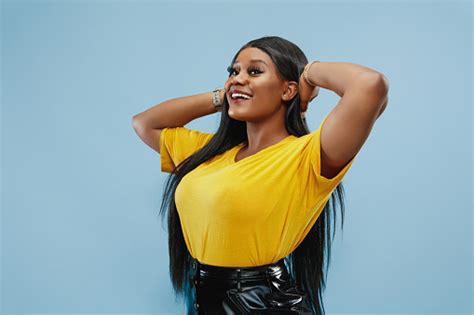 파란 배경에 아프리카계 미국인 젊은 여성의 반 길이 초상화 개념에 대한 스톡 사진 및 기타 이미지 개념 광고 귀여운 Istock