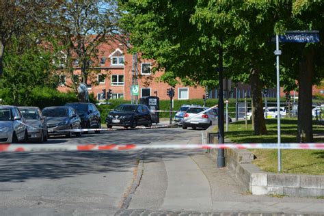 Person Stukket Ned Politiet Rykker Massivt Ud