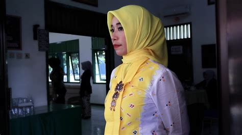 伝統的なケバヤジャワのバティックヒジャーブを着たインドネシア人女性 1人のストックフォトや画像を多数ご用意 1人 ろうけつ染め