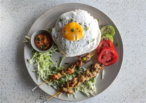 가정 요리 가정식 가정용 부엌 건강한 식생활 계란 노른자 계란 단백질 계란 후라이 고명 구운 고기 꼬챙이 단백질 도금된 식사 도자기 접시 드레싱
