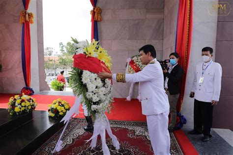 សម្តេចតេជោ មន្ត្រីរាជការអញ្ជើញដាក់ កម្រងផ្កា គោរព វិញ្ញាណក្ខន្ធ នៅ វិមានឯករាជ្យ ក្នុងឱកាស