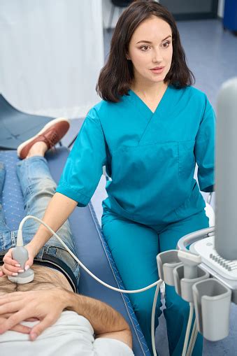 여자는 모니터에서 환자의 내부 장기의 이미지를 검사합니다 초음파에 대한 스톡 사진 및 기타 이미지 초음파 20 24세 2명 Istock