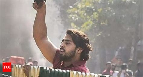 2020 Delhi Riots Man Who Pointed Gun At Cop Gets Bail Delhi News
