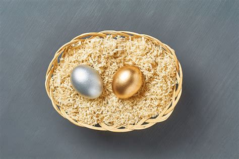 그려진 황금과 은색 계란어두운 콘크리트 배경에 고리버들 나무 바구니에 있다 부활절 개념입니다 성공적인 비즈니스 및 투자의 상징 맨 위 보기 0명에 대한 스톡 사진 및 기타