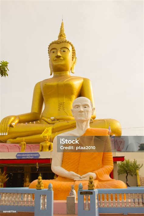 큰 황금 불상 치장 용 벽 토 왓 클롱 Reua에서 핏 사 눌 록 태국입니다 1위에 대한 스톡 사진 및 기타 이미지 1위 2명 Hanamatsuri Istock
