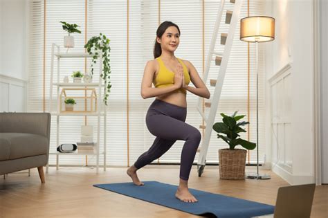 집에서 요가 스트레칭 요가를하는 젊은 아시아 여성 행복한 사람들은 집에 머물며 거실에서 유산소 운동을합니다 잠금 활동을하는 소녀 집에서 건강을 위해 트레이너와 함께