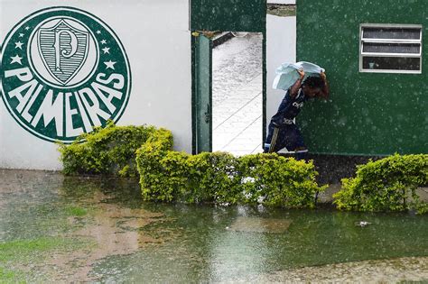 Em treino atrasado por temporal só reservas vão a campo no Palmeiras