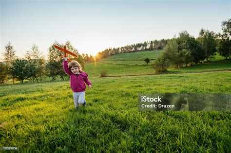 세 살 짜리 소녀 데 재미 야외 에서 공원 던지는 장난감 비행기 2 3 살에 대한 스톡 사진 및 기타 이미지 2 3 살