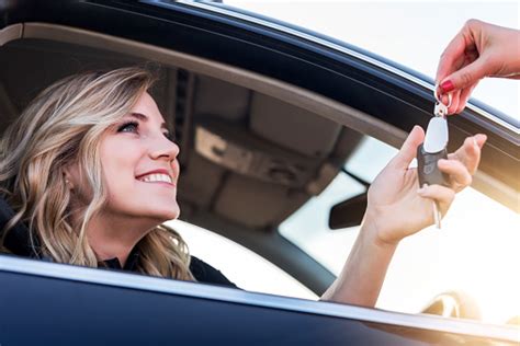매력적인 여자는 자동차에 자동차 키를 가져옵니다 임대 또는 자동차의 구입 경영자에 대한 스톡 사진 및 기타 이미지 경영자 고객 교통수단 Istock